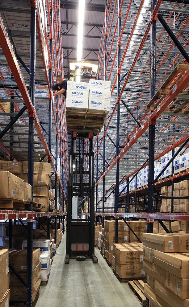 Example of high-rise pallet racking at the SanMar warehouse - Mecalux.co.ke