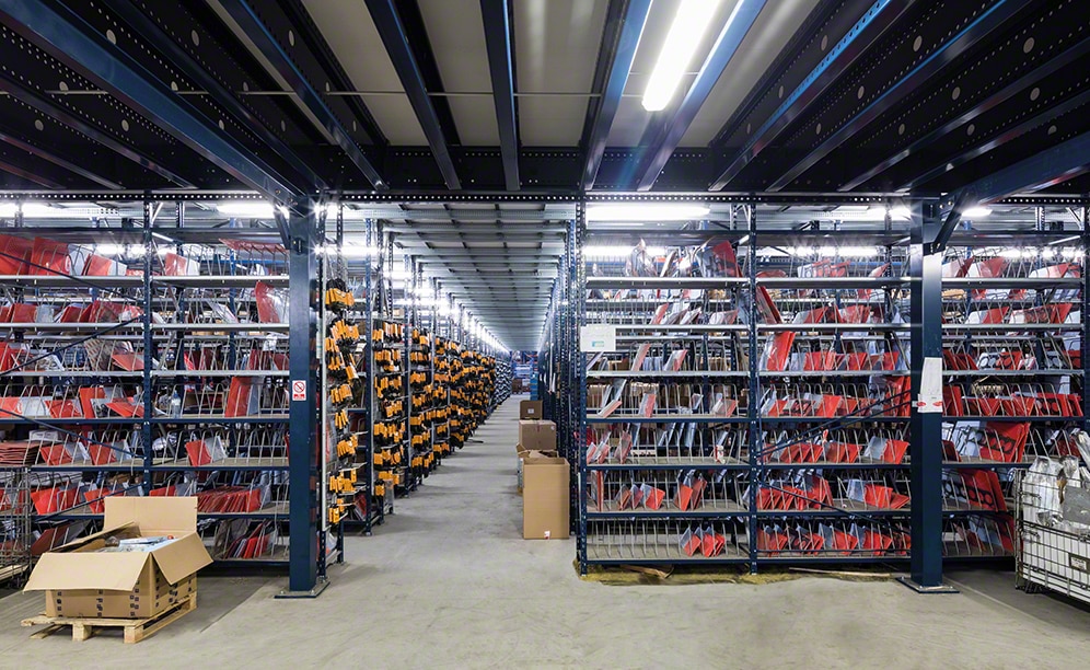 Manual hand-pick racks in Automotive Parts Factory - Mecalux.co.ke